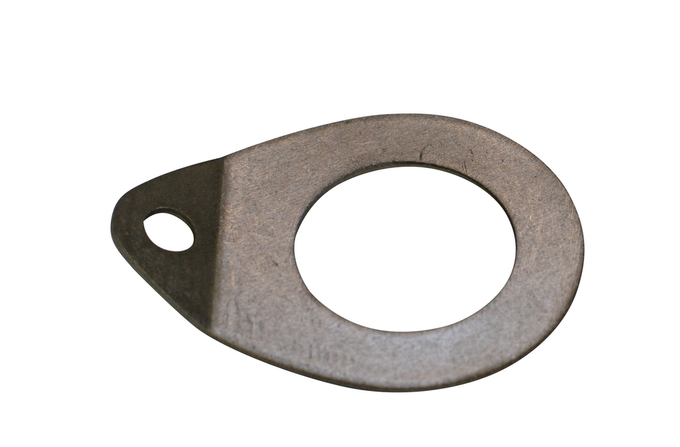 Retaining plate for safety chain